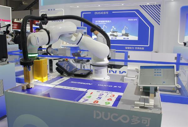 中科新松携DUCO多可协作机器人多种创新应用亮相深圳工业展